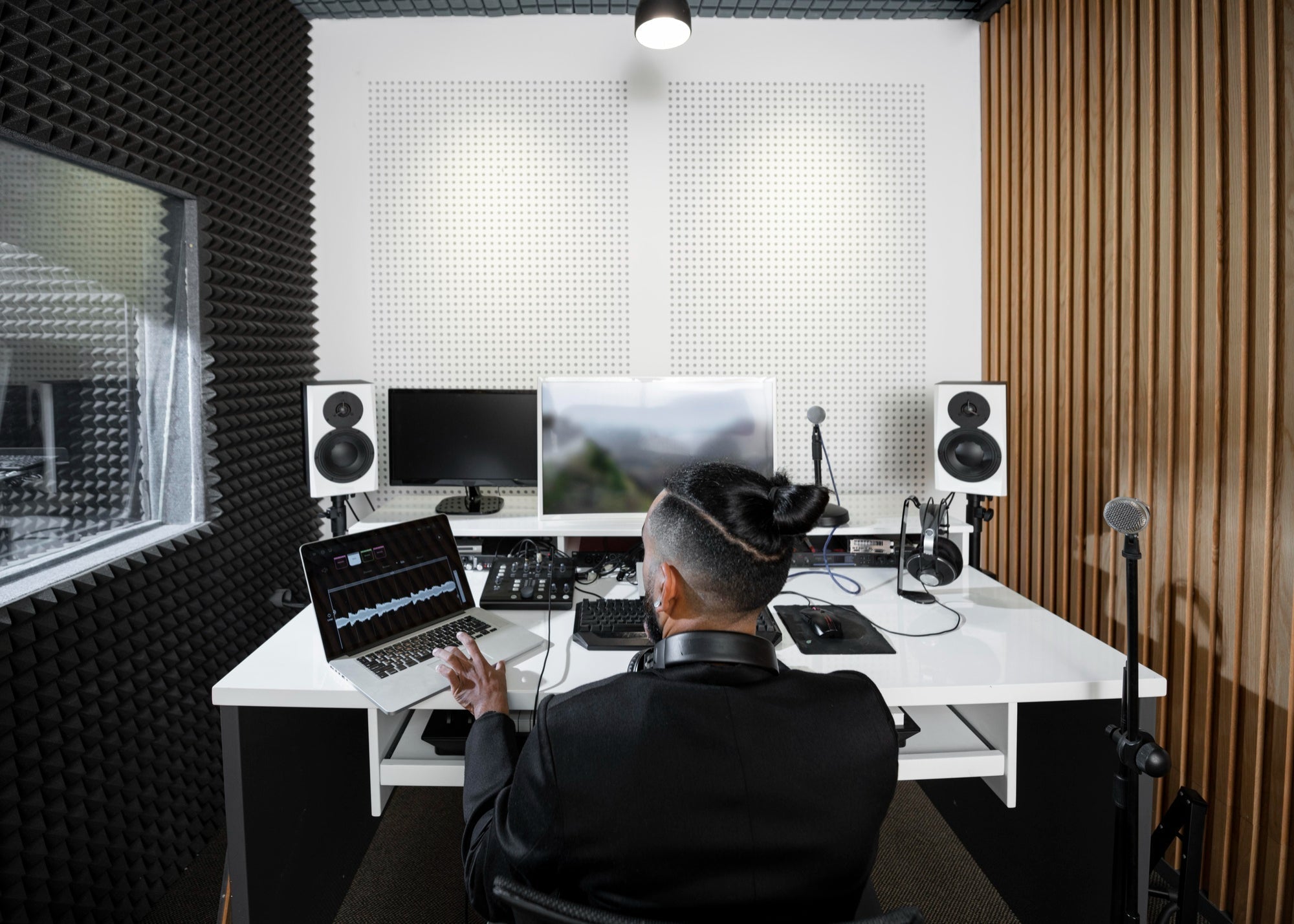 How to Set Up a DJ Home Studio | Essential Equipment & Tips – Blackout ...