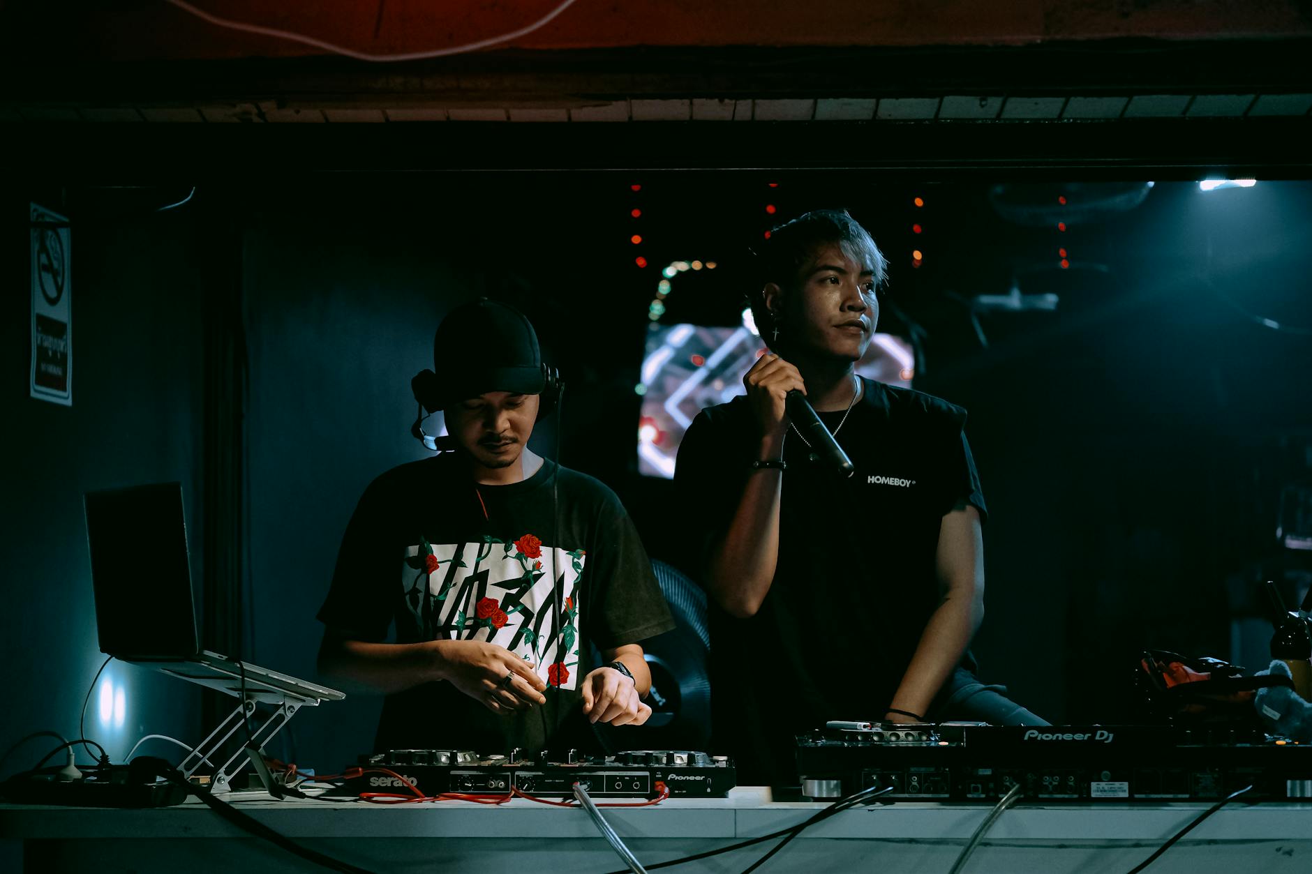 How to Build a DJ Set: Tips for Perfect Flow | Blackout Audi – Blackout ...